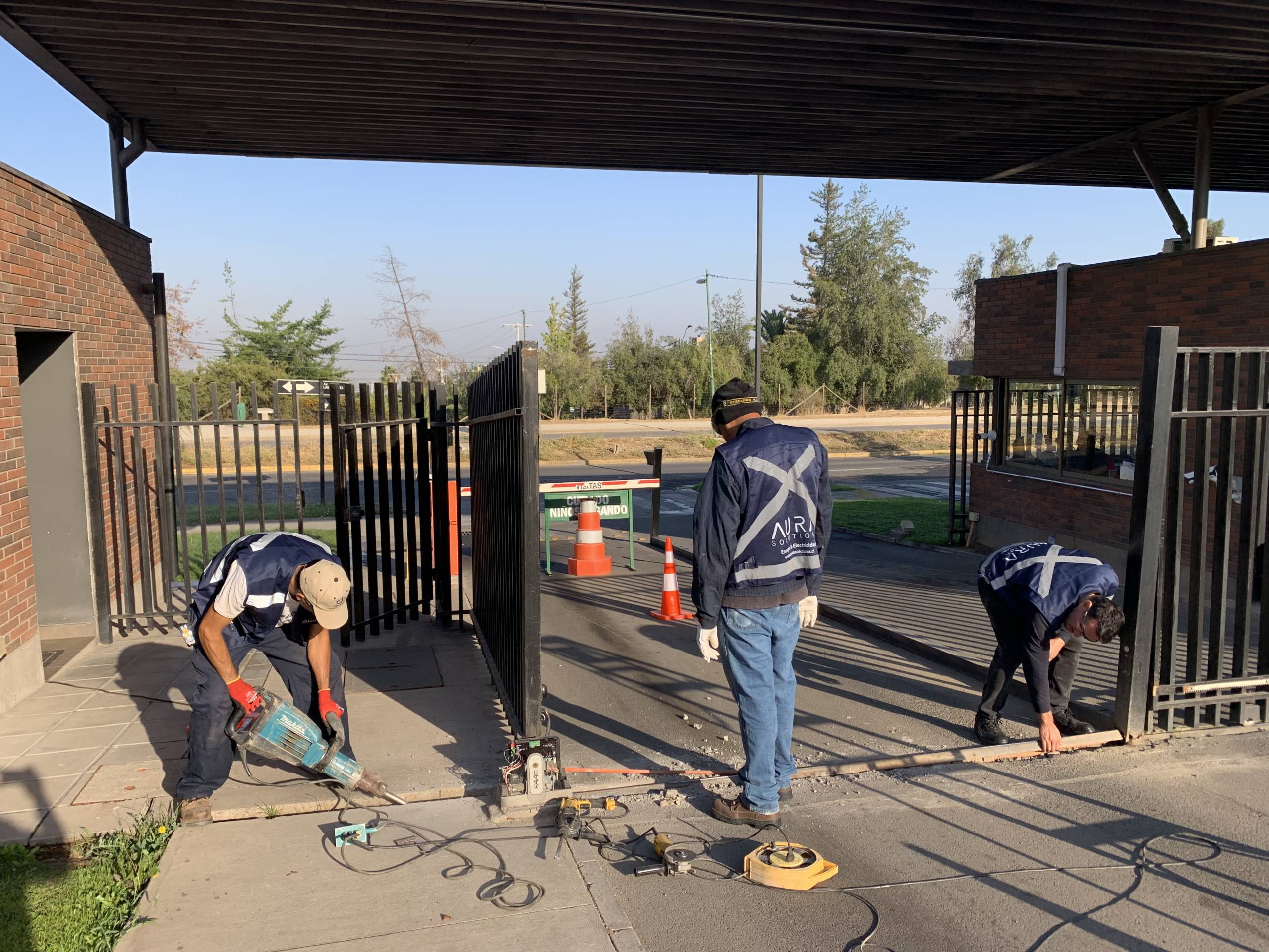Instalación riel portón acceso propietarios - Aura